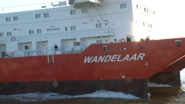 Nieuwe moederschip loodsboten "De Wandelaar" vaart Oostende binnen - KW.be