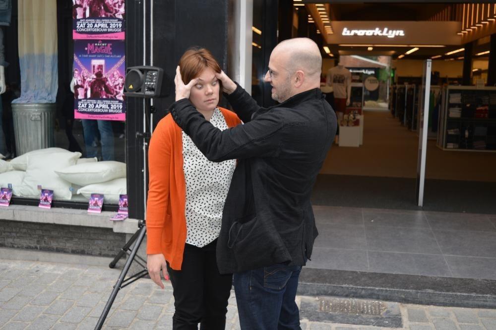 Patrick Pickart hypnotiseert in drukke Brugse winkelstraat - KW.be