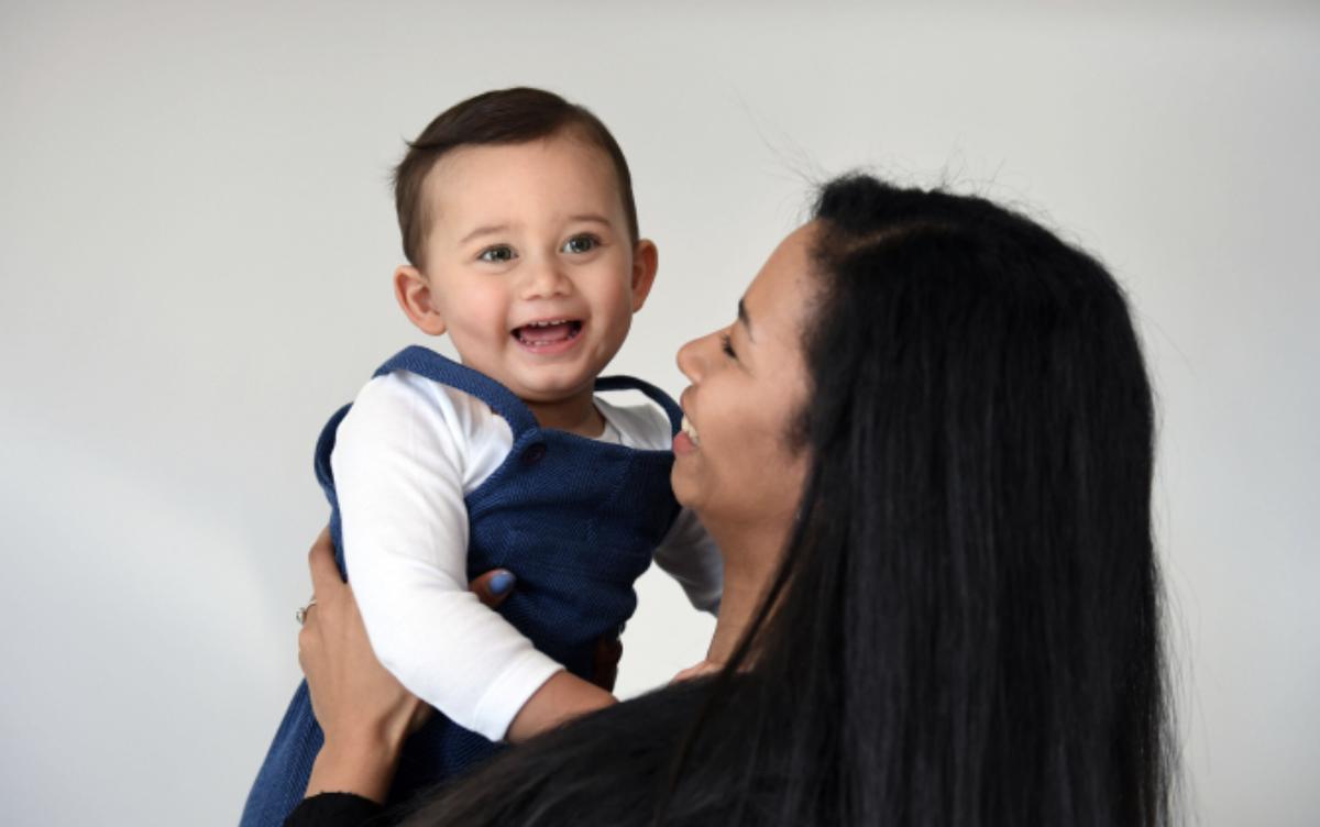 Emilio (1,5) siert de nieuwe dozen van Vitabis-koekjes: "Hij heeft de ...