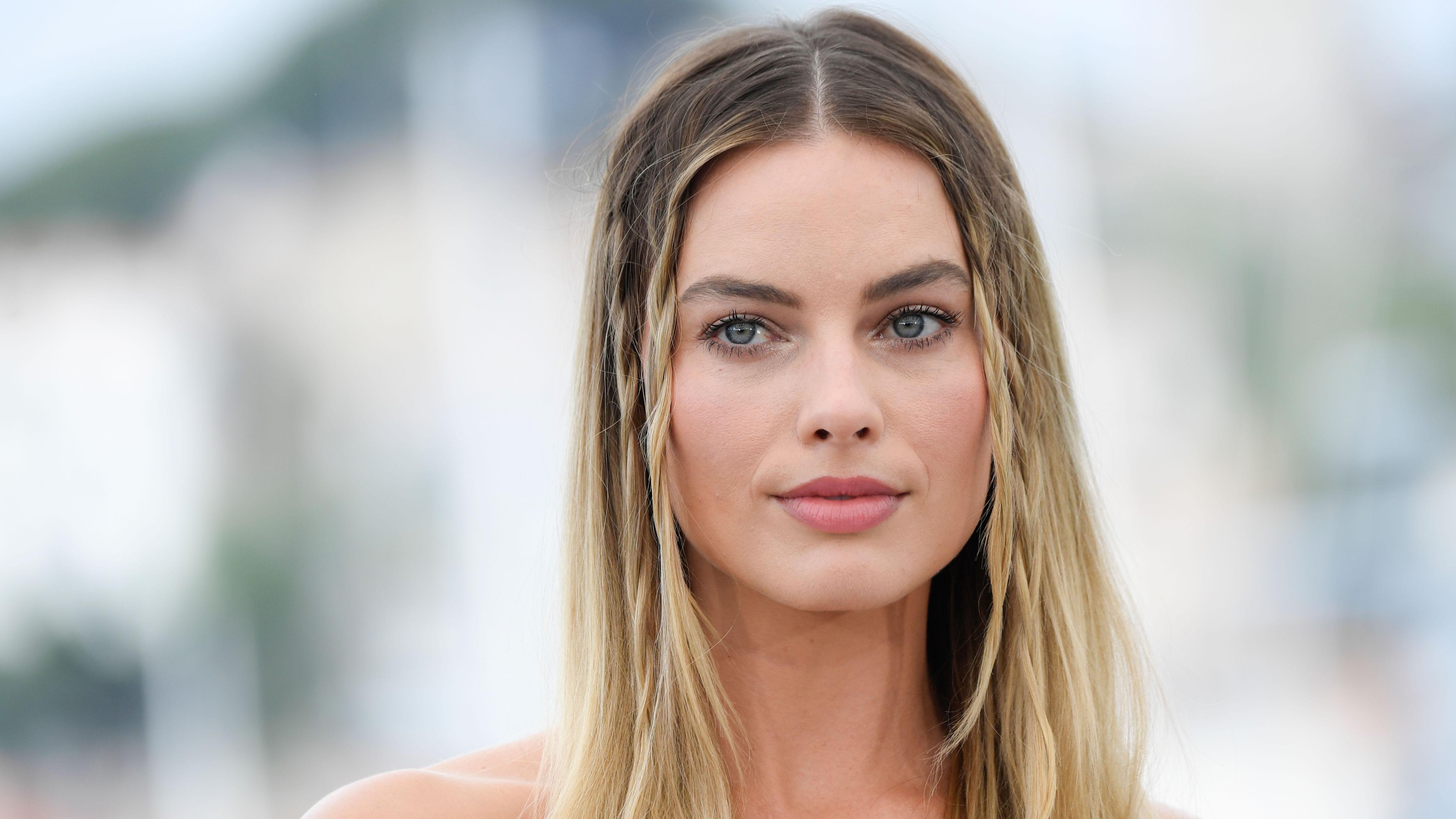 Zien: Margot Robbie straalt in dit budgetvriendelijke pak van Mango