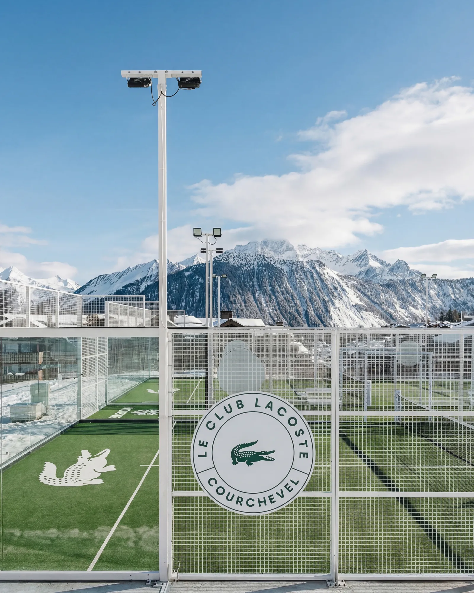 Lacoste inaugure d'incroyables terrains de padel à Courchevel