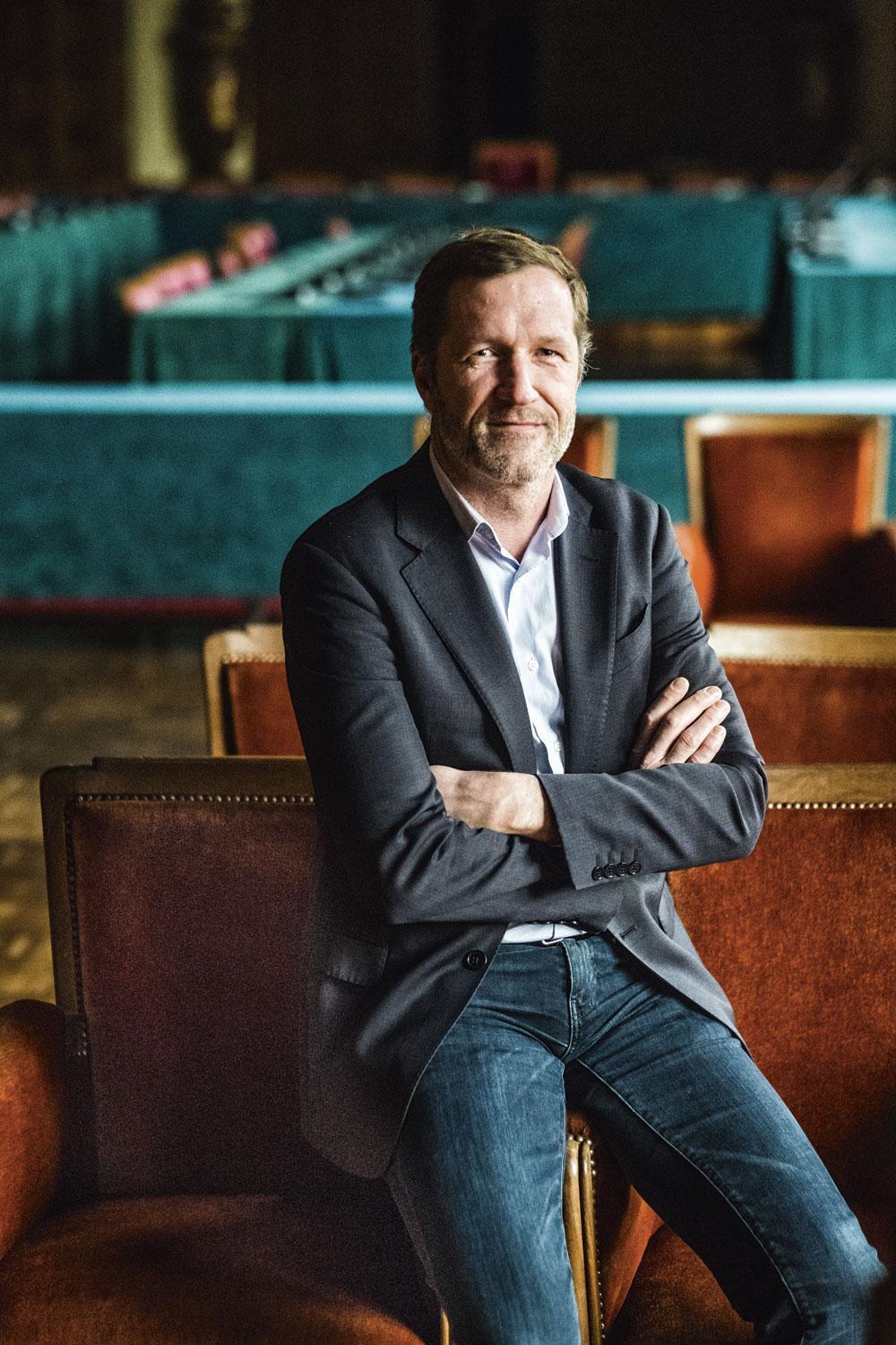 PS-voorzitter Paul Magnette kijkt koppig naar links