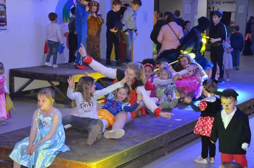 Kinderen amuseren zich op hun fuif bij Chiro Oetsiekoetsjie in Vijve ...