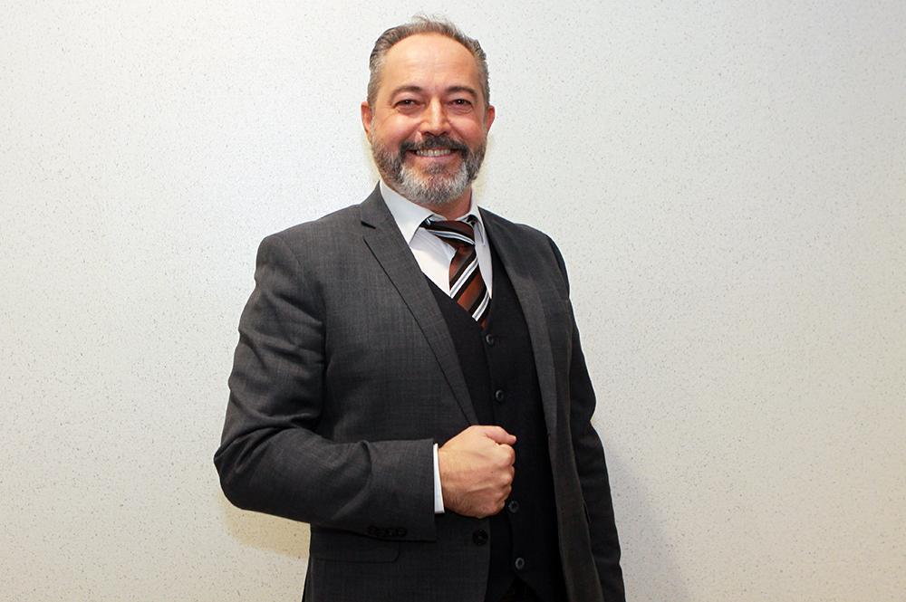 Dirk Nyberg eert Neil Diamond en overleden ouders met nieuwe single 'Cracklin Rosie' - KW.be