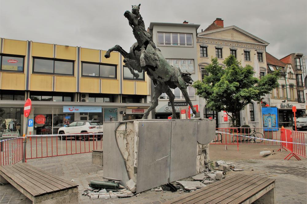 Chauffeur ramt bronzen beeld op de markt van Waregem - KW.be