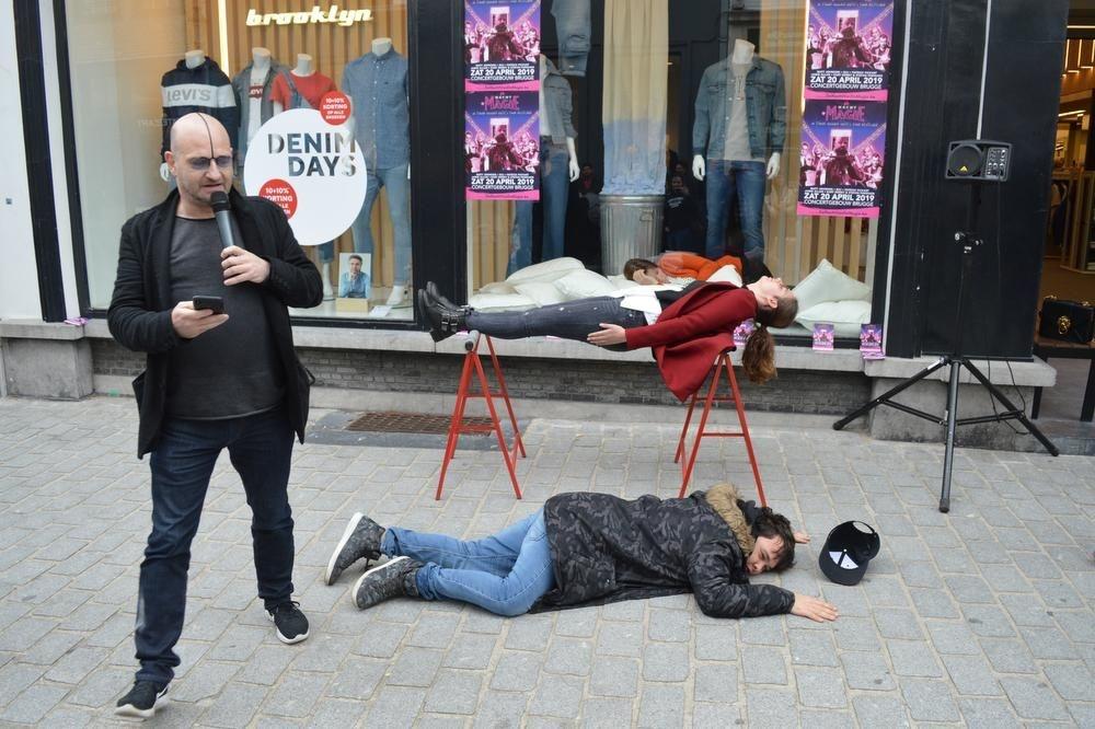 Patrick Pickart hypnotiseert in drukke Brugse winkelstraat - KW.be