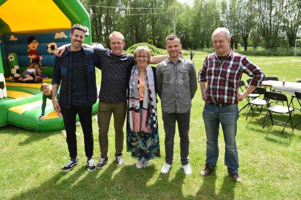 Ouders en boezemvrienden houden laatste herdenkingsbarbecue voor Tom ...
