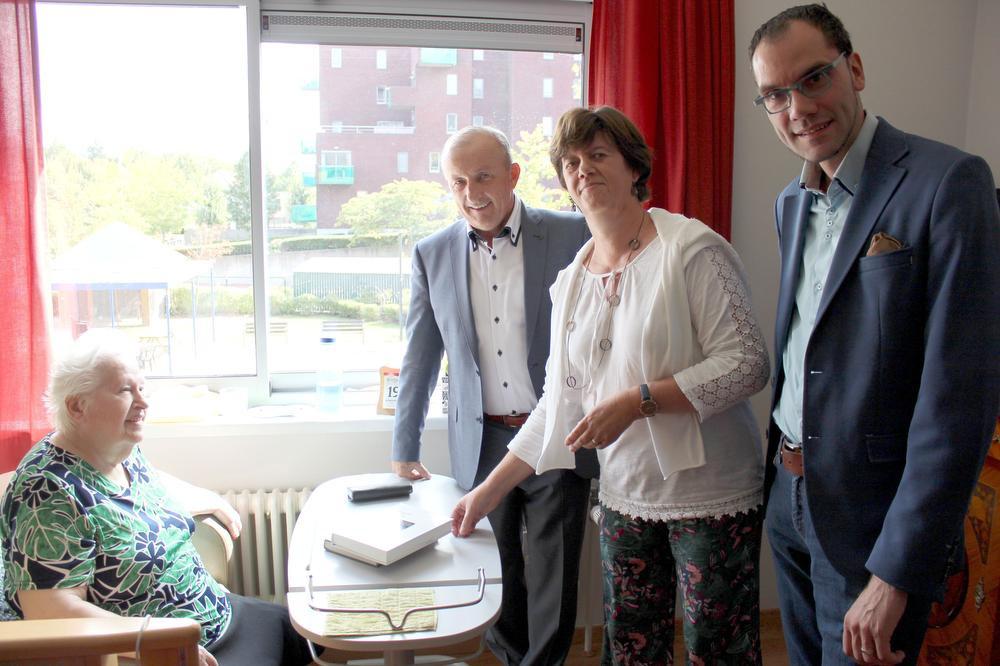 Bewoners De Meers in Waregem krijgen bib op kamer dankzij Marleen ...