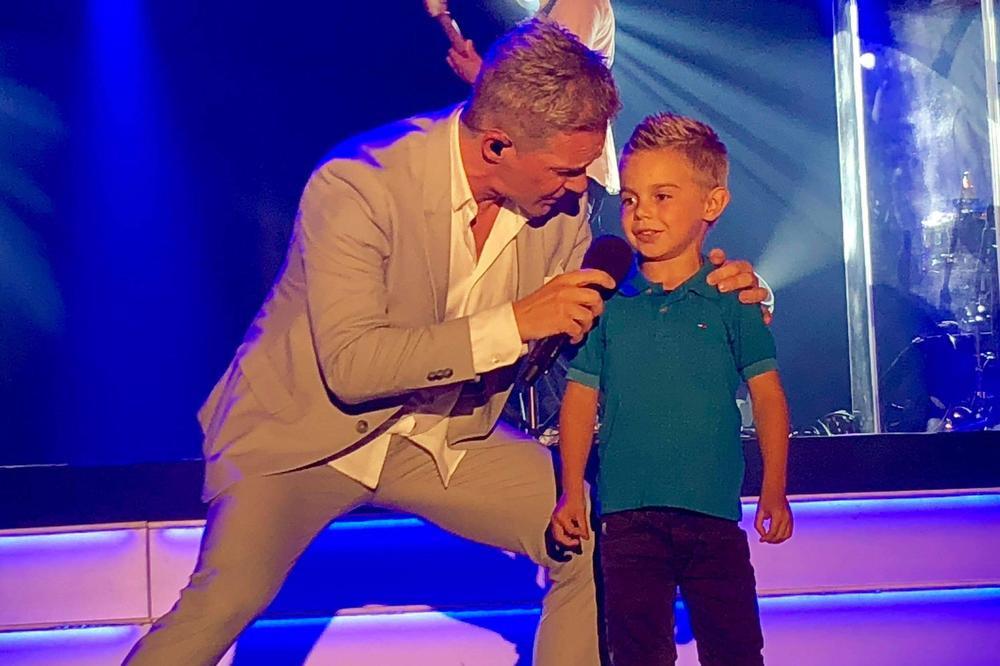 6-jarige Daylano uit Mere zingt met Christoff op podium van Casino van ...