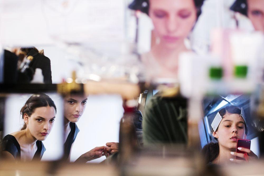 De backstage van de modeshow in 15 beelden