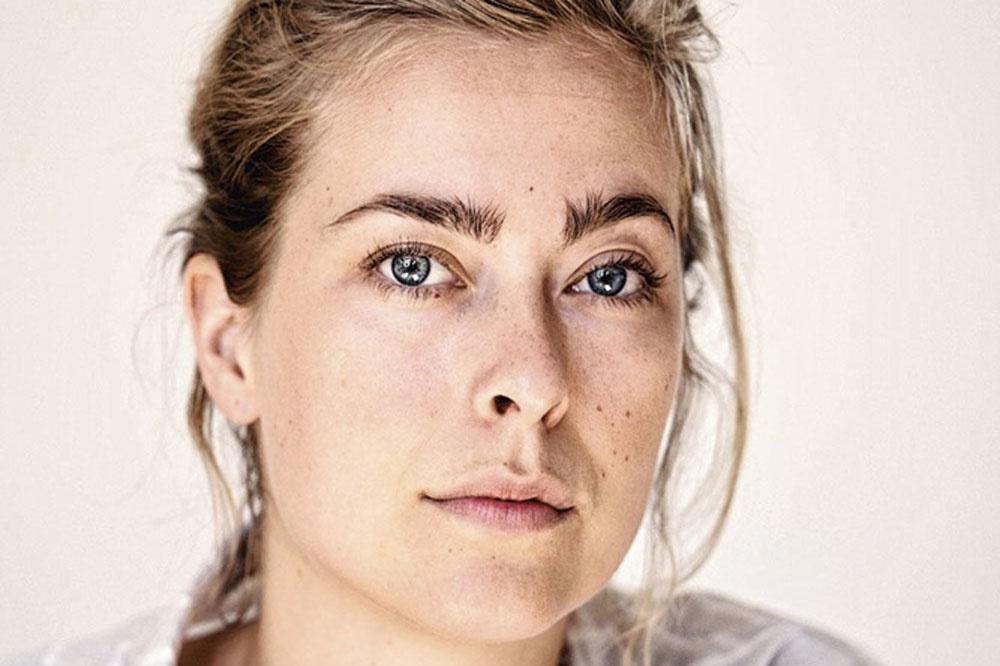 Caroline Albertine Minor rouwt op een bijzonder knappe manier in ...