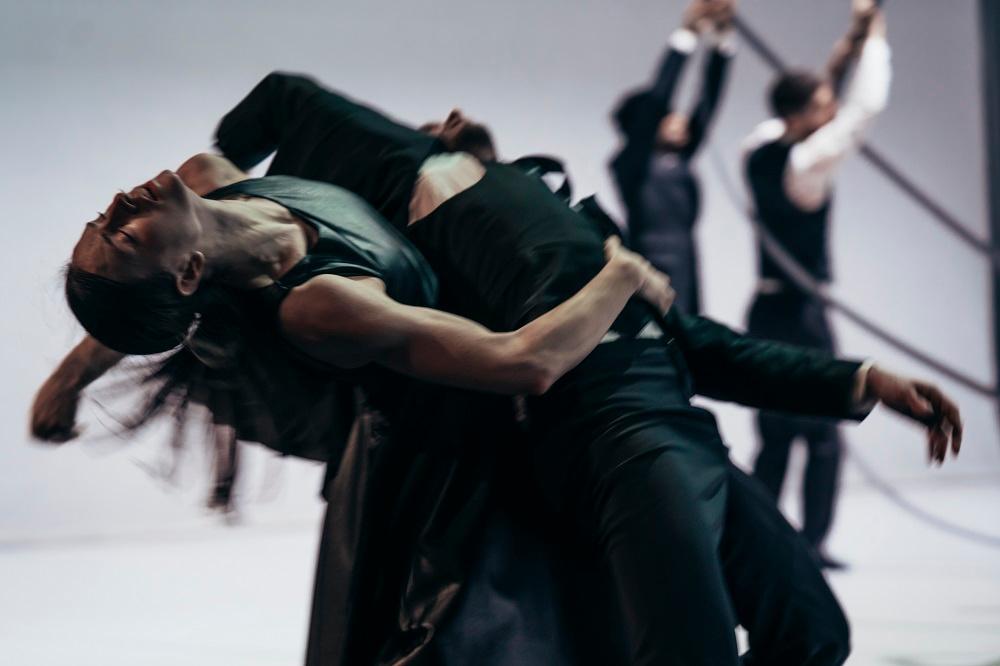 Sidi Larbi Cherkaoui laat een virtuoos ensemble na bij Opera Ballet ...