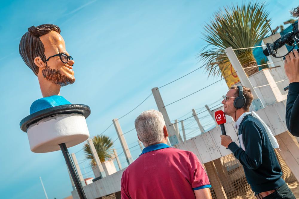 Qmusic-dj Vincent Fierens krijgt eigen verdwaalpaal in Oostende - KW.be