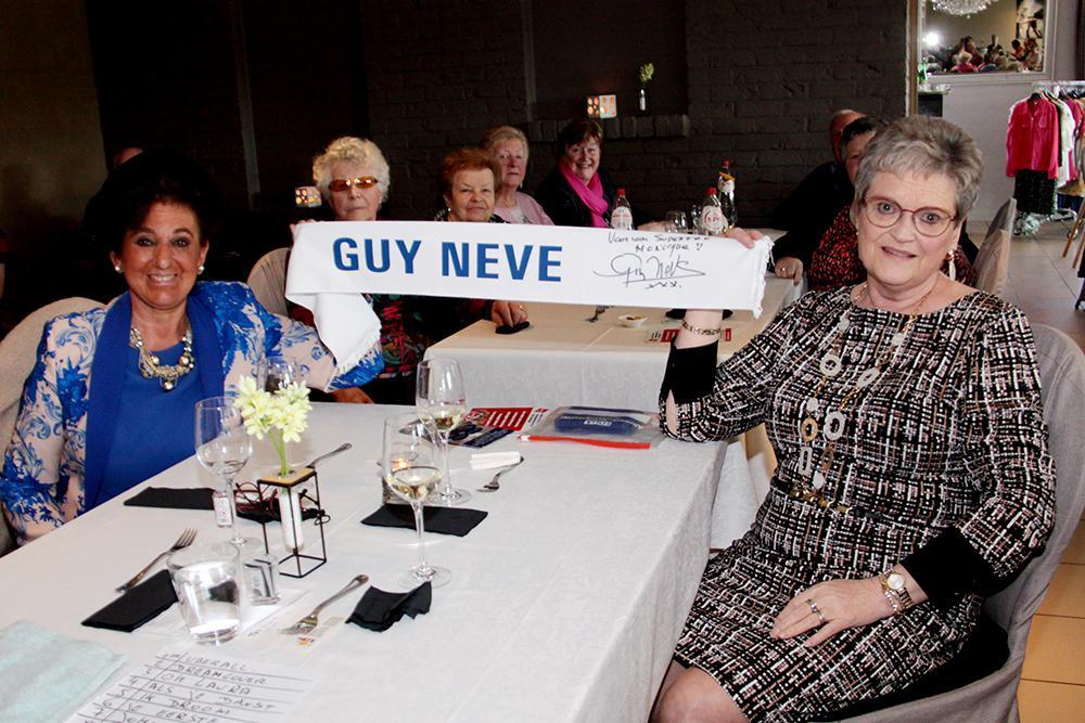 IN BEELD – Guy Neve zingt ‘What A Wonderful World’ voor al de ellende ...