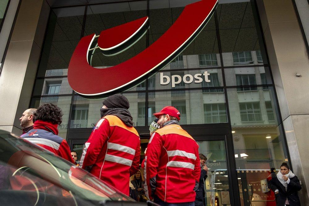 Burgercollectief blokkeert distributiecentrum van bpost in Fleurus ...