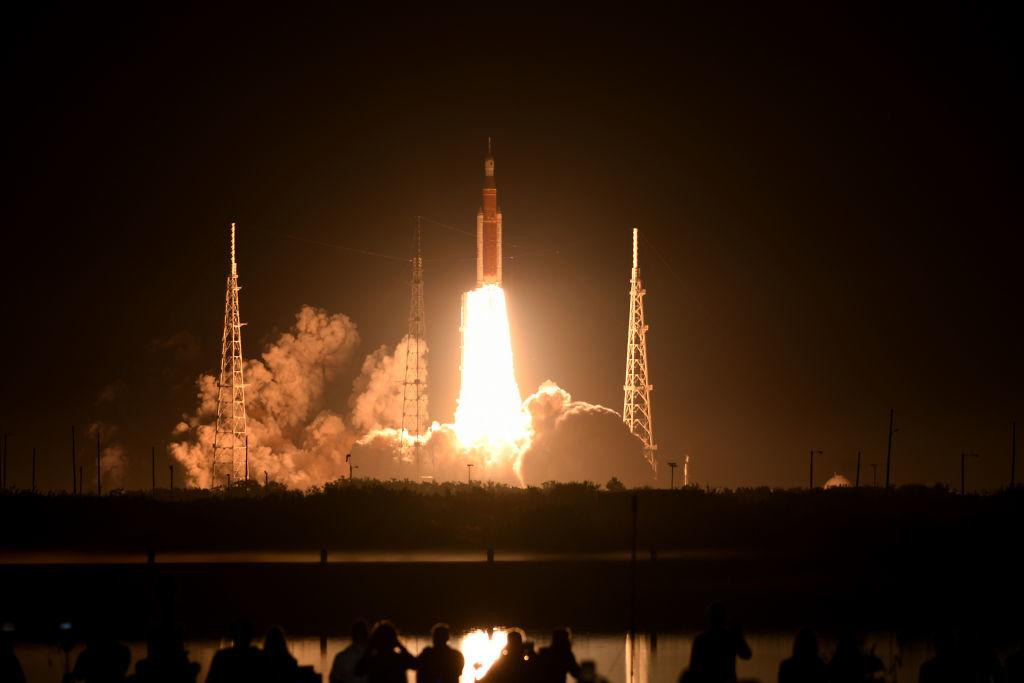 Nieuwe megaraket van NASA succesvol onderweg naar de maan: herbekijk ...