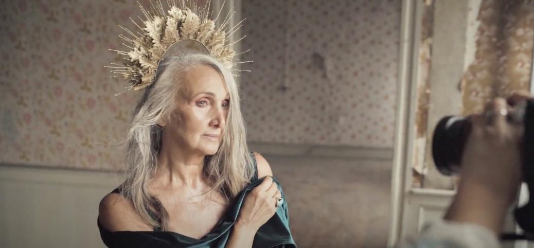 ELLE NOUS INSPIRE : Caroline Ida Ours, mannequin à 63 ans et militante ...