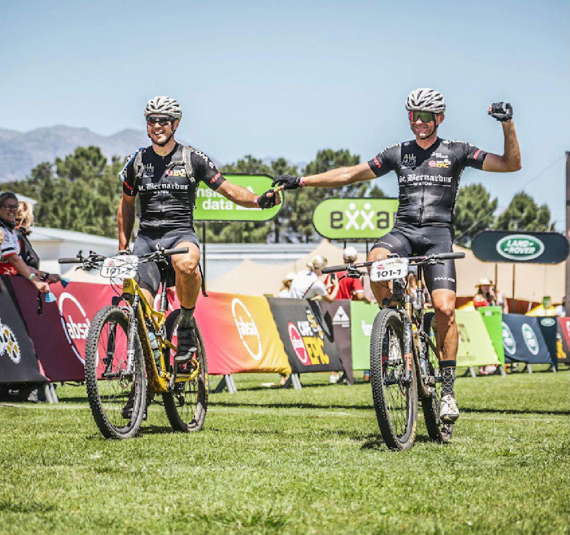 Bart Seynaeve (42) hangt als ‘legend’ in de Cape Epic zijn mountainbike ...