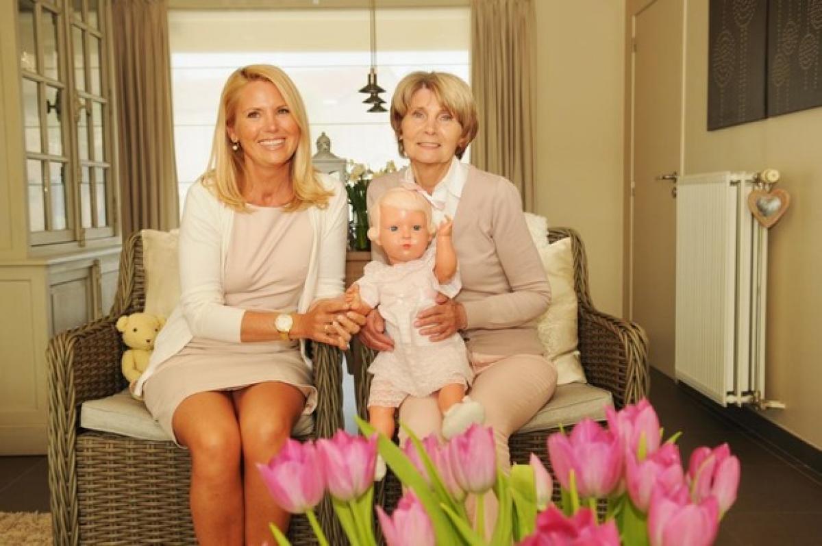 Katia uit Bavikhove en haar pop Lieveke staan op affiches Erfgoeddag ...