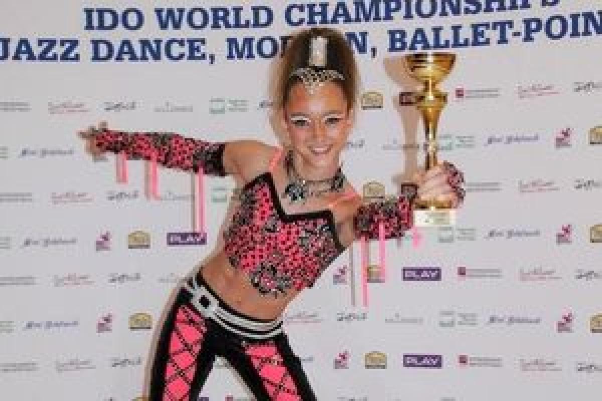 Kayley Meeuw (13) haalt goud op de Wereldbeker disco dance solo ...