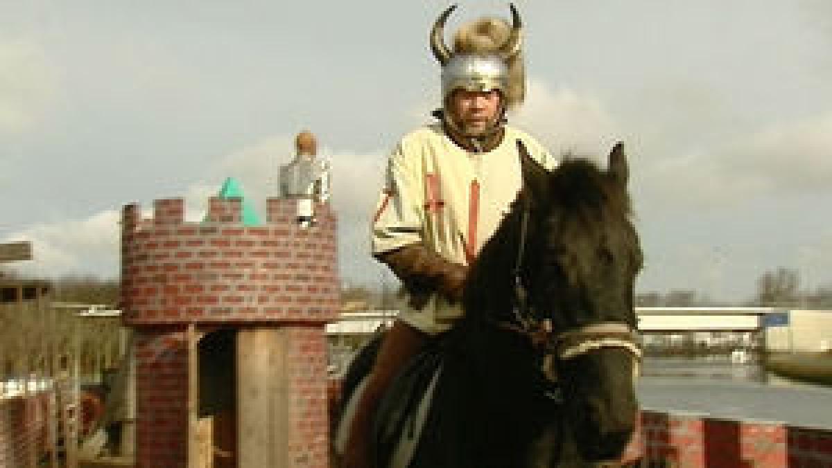 Ridder Lenny met museumschip Vlotburg aan Katelijnebrug - KW.be