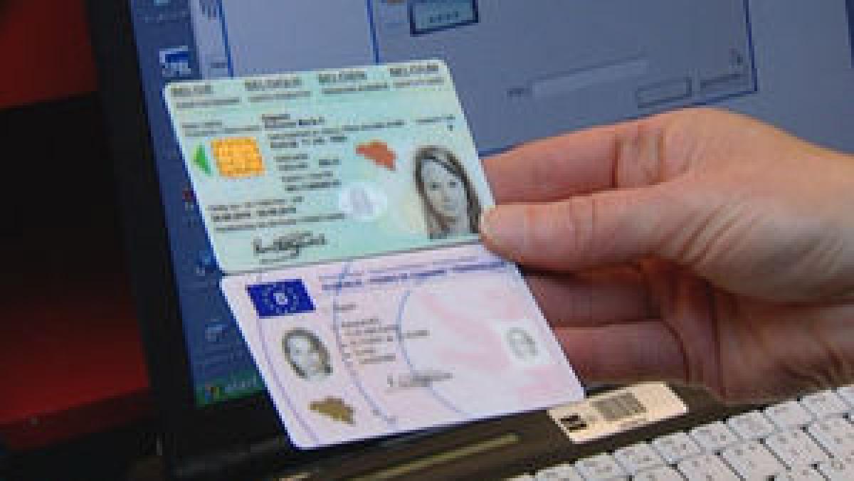 Eerste nieuw Europees rijbewijs uitgereikt in Kortrijk - KW.be