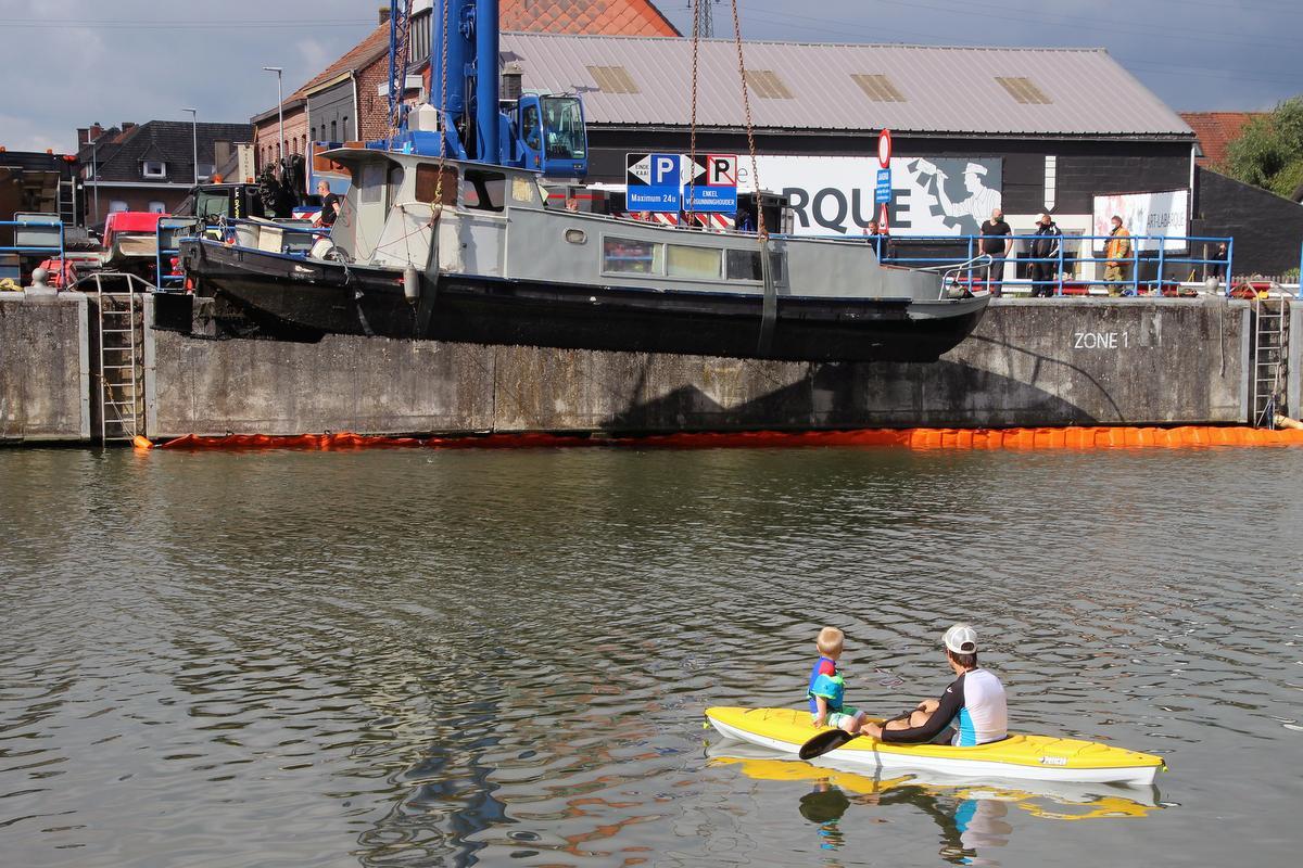 Gezonken boot geborgen in Zwevegem - KW.be