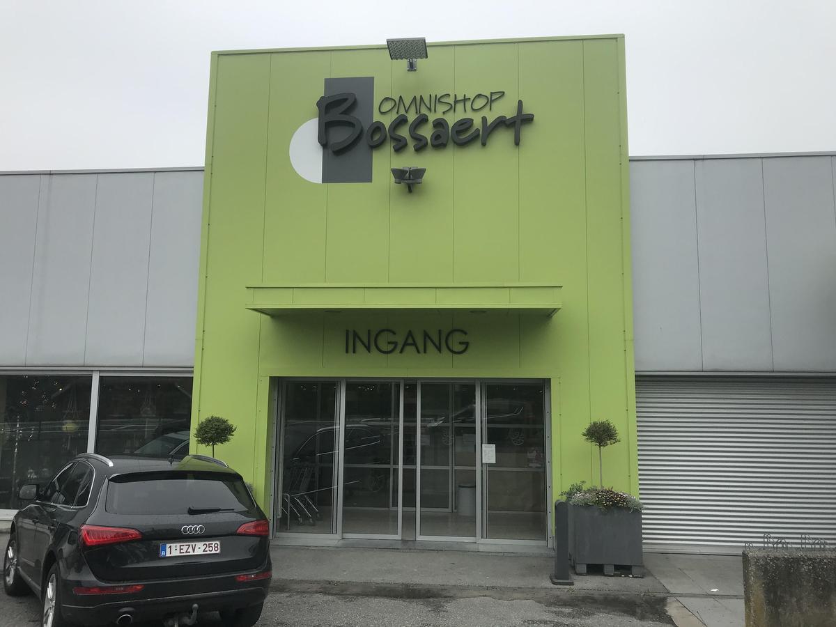 Rustige start in Brico, Groencentrum en Omnishop Bossaert in Ieper - KW.be