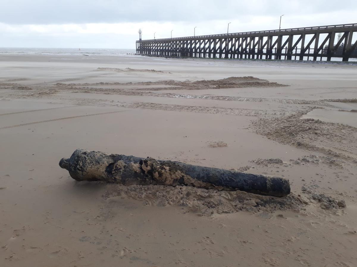 400 jaar oud scheepskanon opgegraven op strand tussen Wenduine en ...