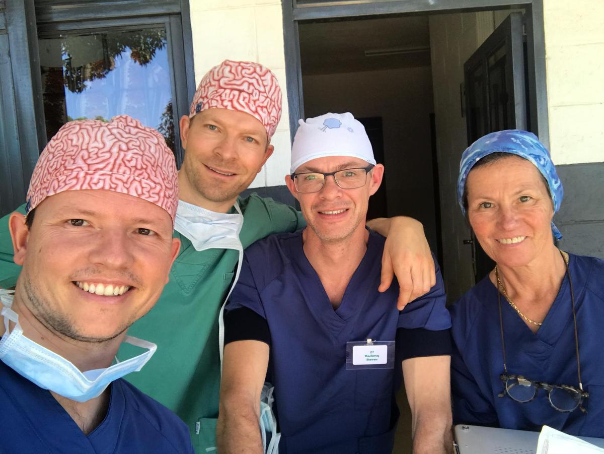 Kortrijkse neurochirurg Jeroen Ceuppens met moeder op medische missie ...