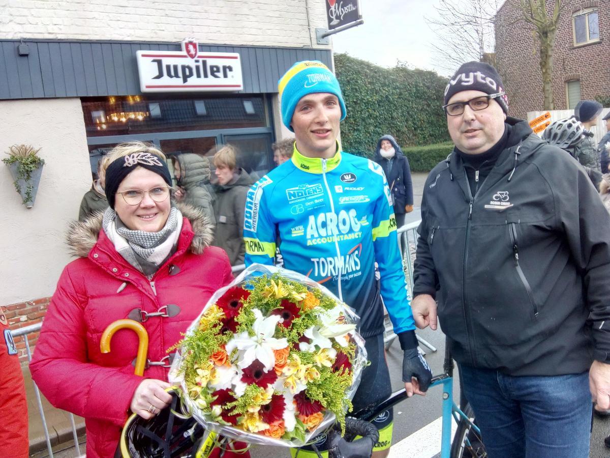 Robin Orins haalt het in een lange spurt bergop in De Klijte - KW.be