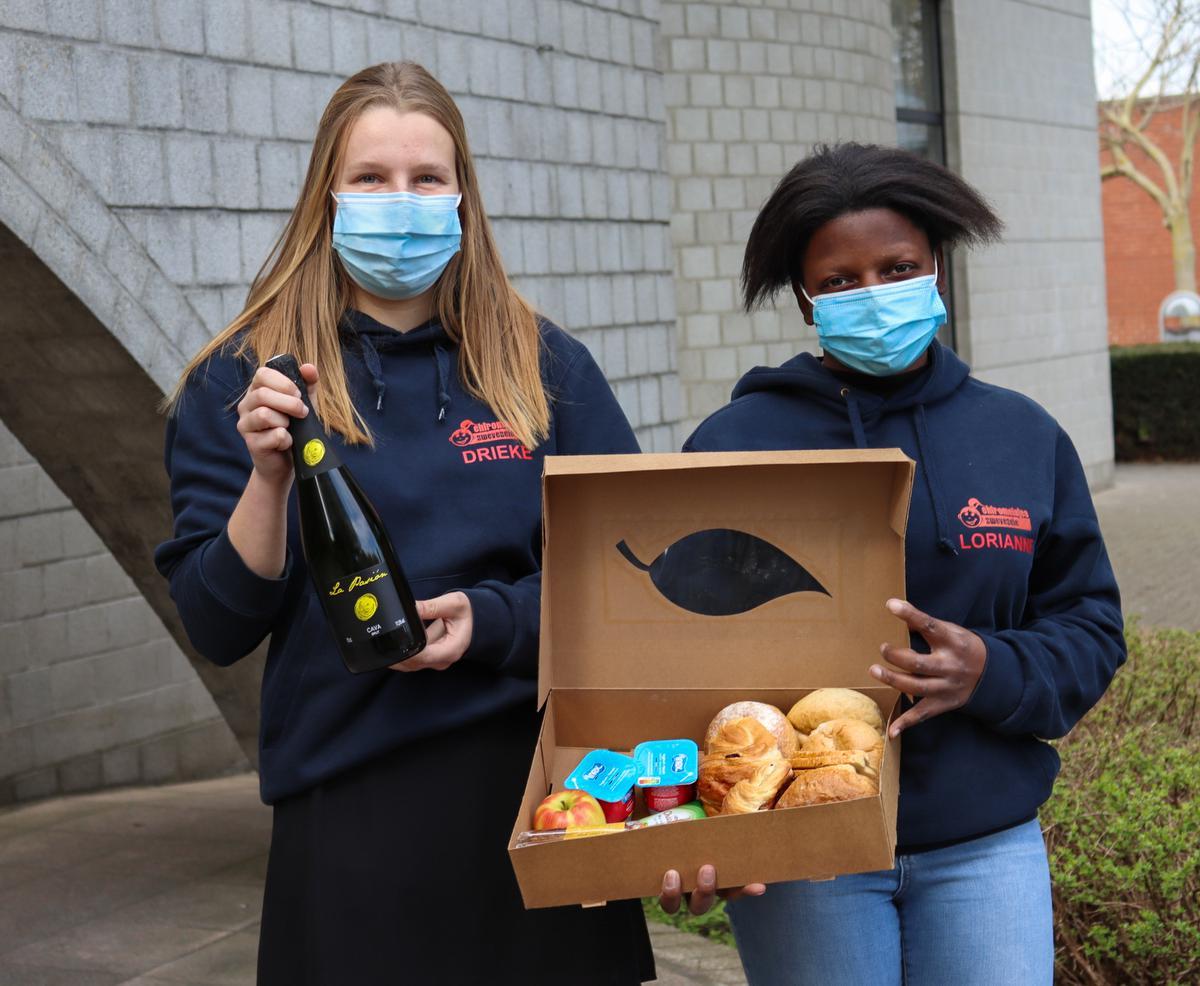 Chiromeisjes Zwevezele verkopen ontbijtdozen voor Moederdag - KW.be