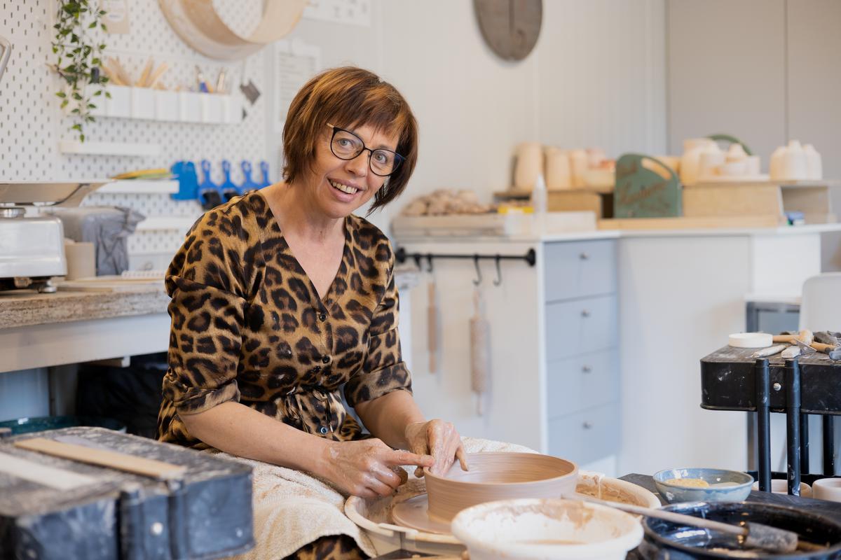 Ann Devos start met geven van workshops klei draaien - KW.be