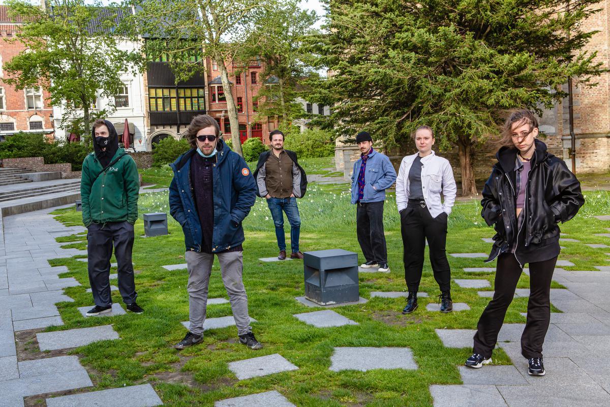 Vijf jonge artistiekelingen bewerken drie binnenmuren Speelmanskapel ...