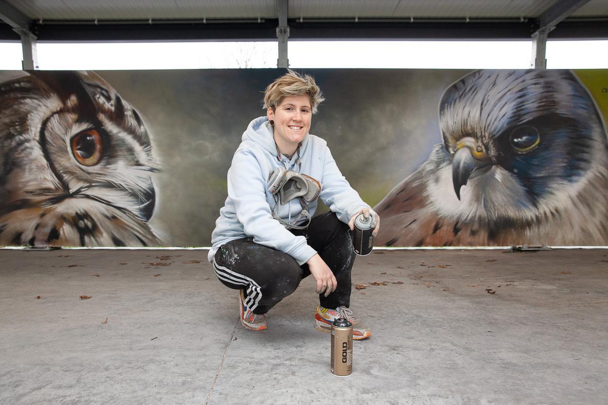 Graffiti-artieste Djoels geeft kleur aan gloednieuwe fietsenstalling ...