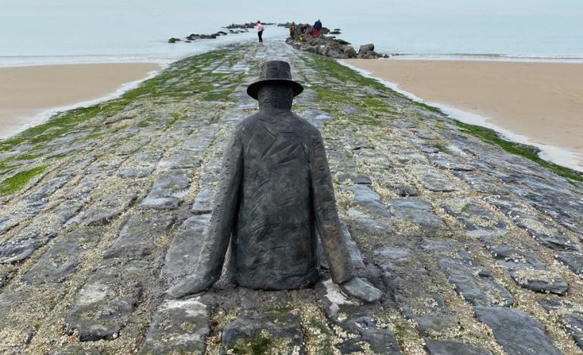 Beeld van Folon opnieuw te bewonderen op strandhoofd van Knokke-Heist ...