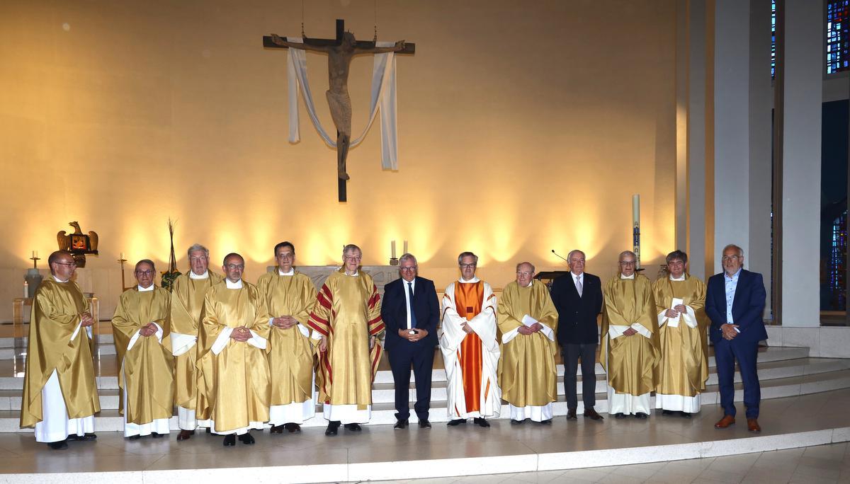 Peter Verbeke tijdens feestelijke viering aangesteld als nieuwe pastoor ...