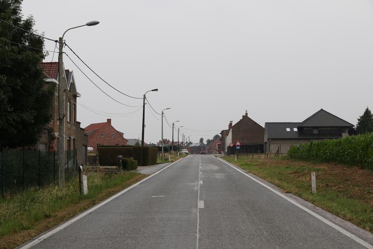 Middengeleider verhoogt straks verkeersveiligheid in de Komenstraat in ...