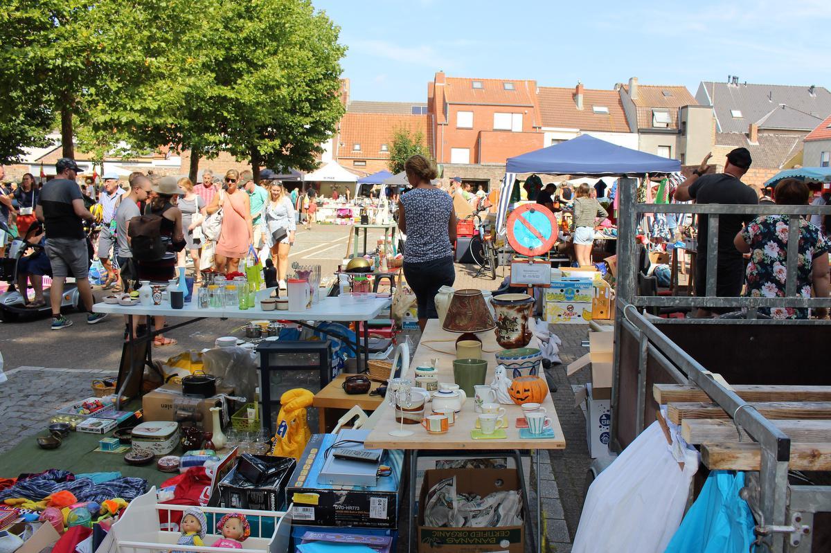 Minder Standen Op 37ste Internationale Rommelmarkt In Oudenburg Kw Be