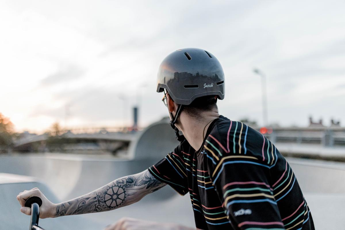Swivvle brengt een volledig reflecterende helm op de markt - KW.be