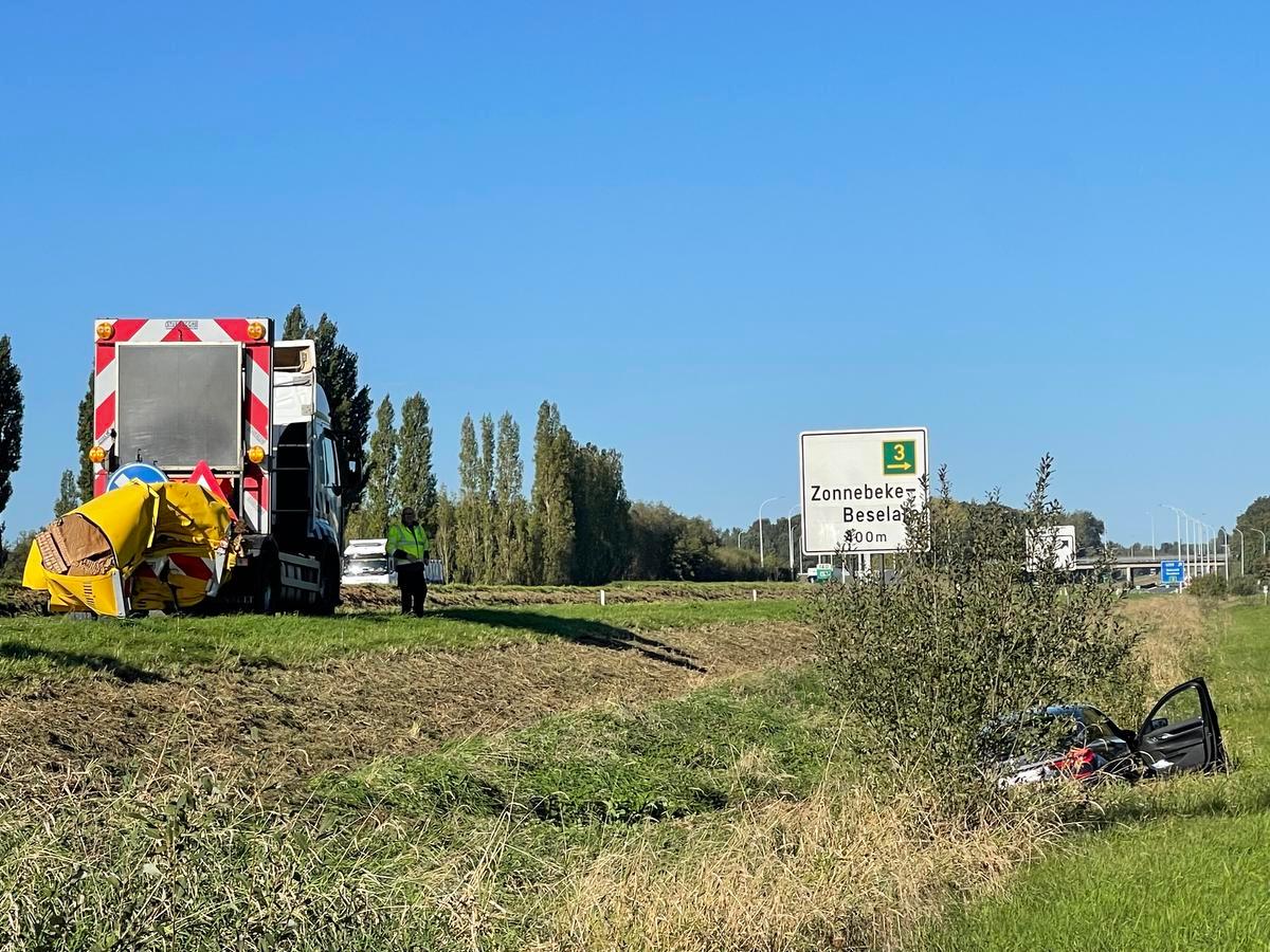 Wagens zwaar beschadigd na aanrijding op autosnelweg tussen Geluwe en ...