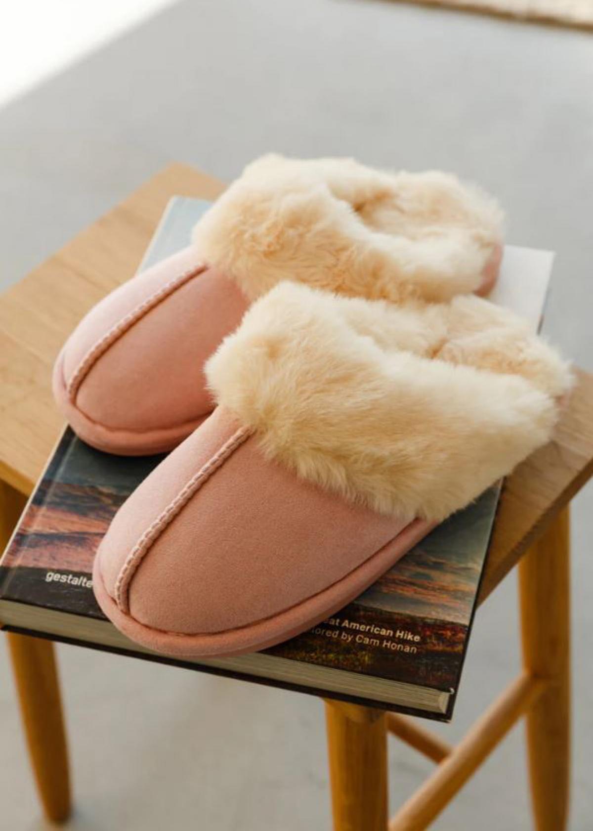 Deze zachte pantoffels wil je deze herfst aan de voeten schuiven