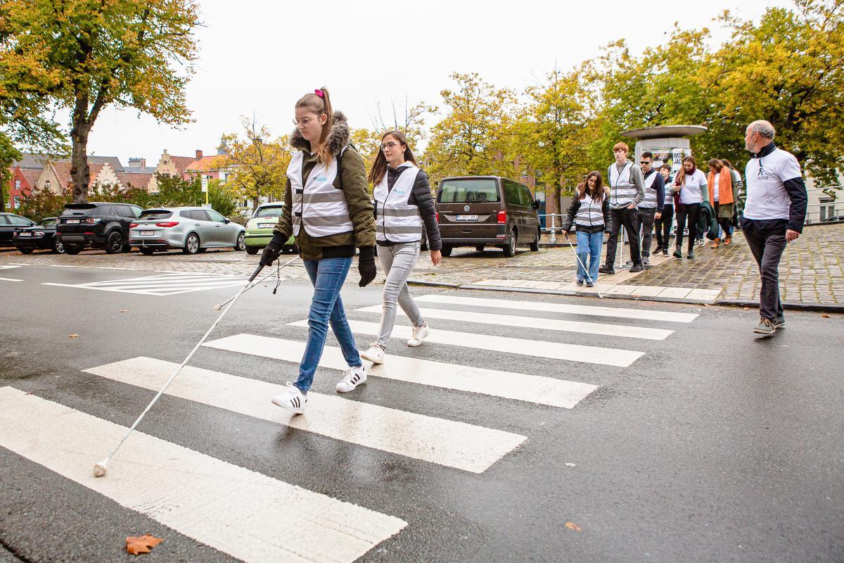 Jongeren met visuele beperking wandelen door Brugge voor Dag van de ...