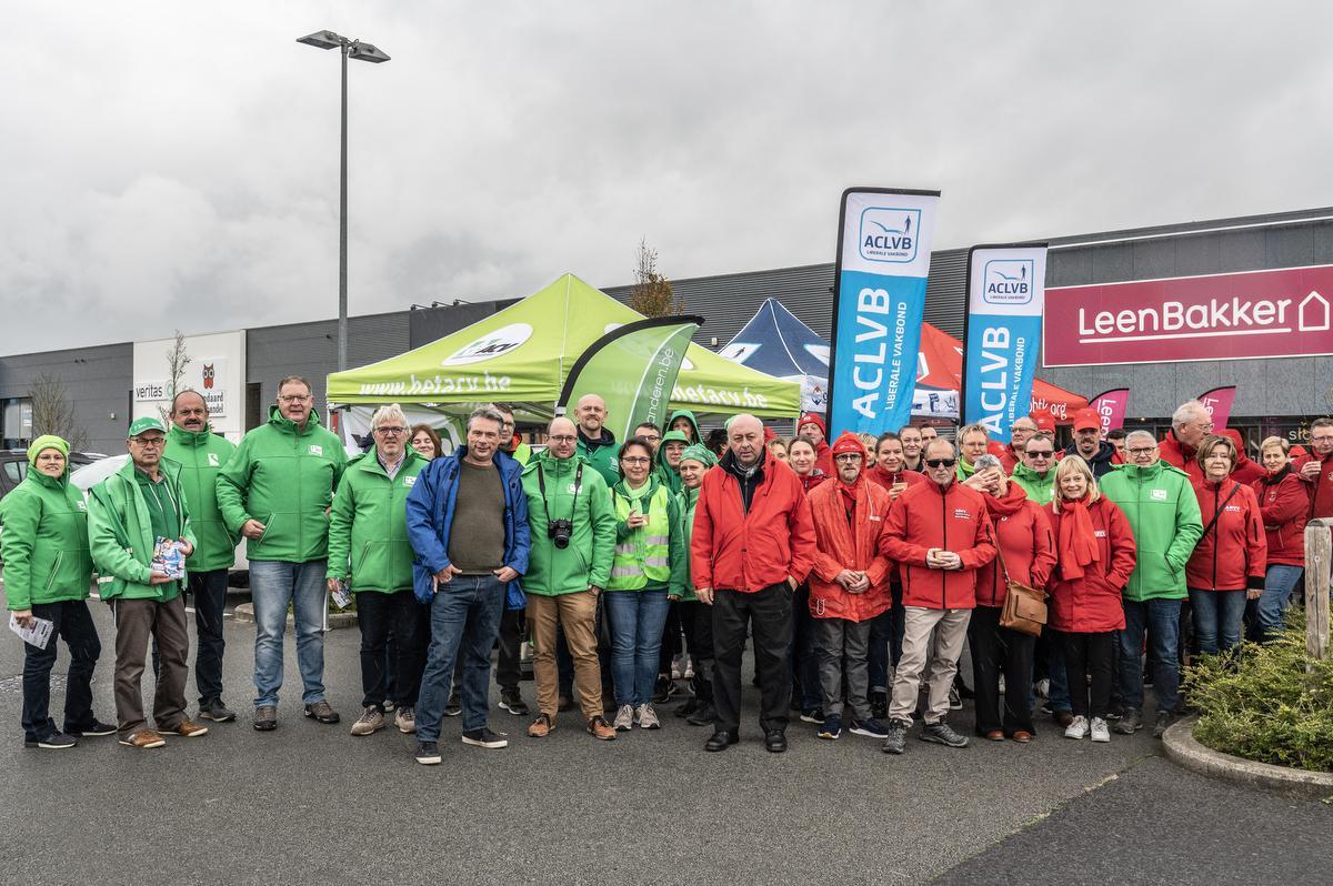 Vakbonden houden actie op parking Mammoetcenter in Roeselare - KW.be