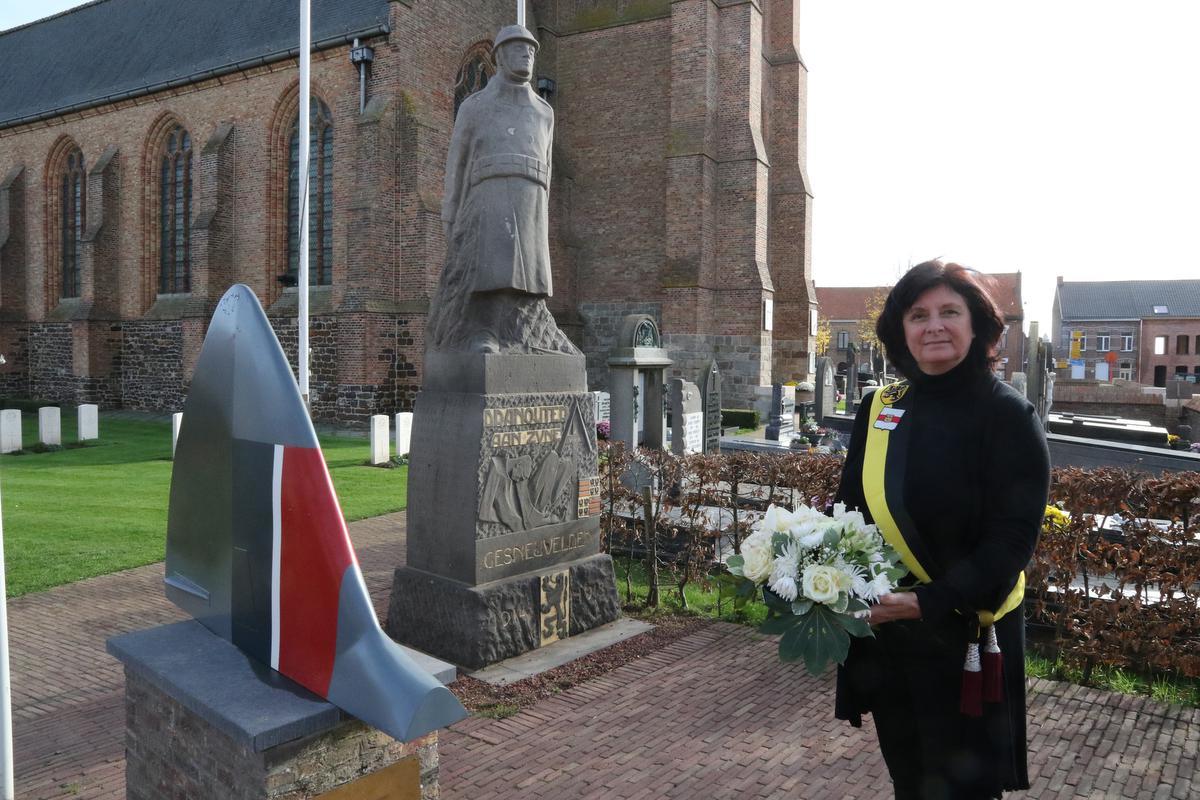 Hilde Stragier legt voor het laatst als schepen bloemen neer aan het ...