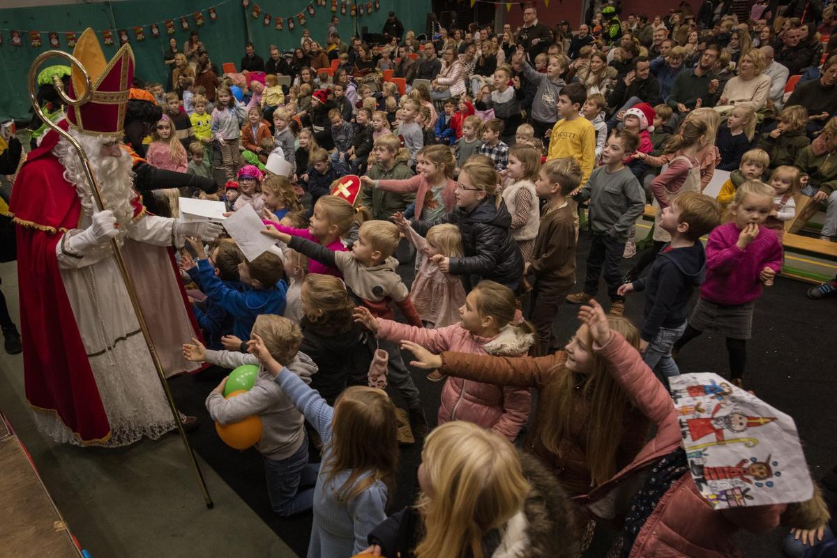 Blije intrede van Sinterklaas in Poperinge - KW.be