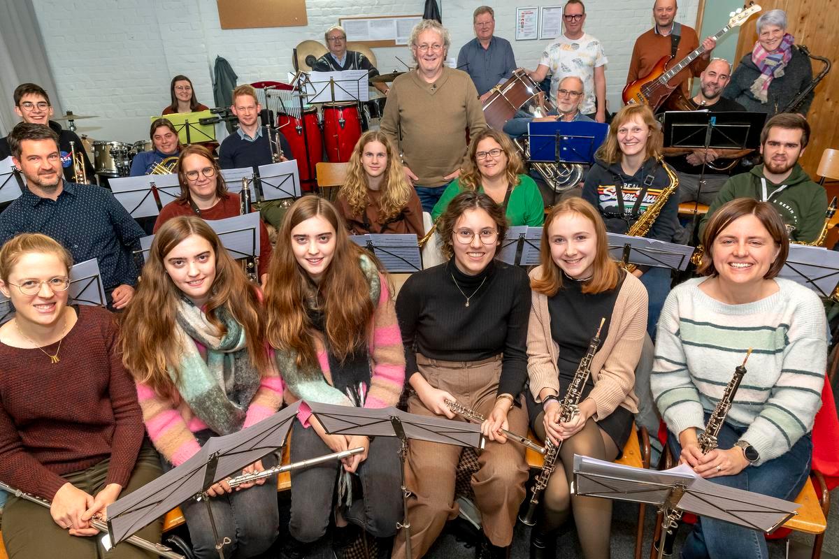 Bart Verhelle speelt jukebox op eindejaarsconcert - KW.be