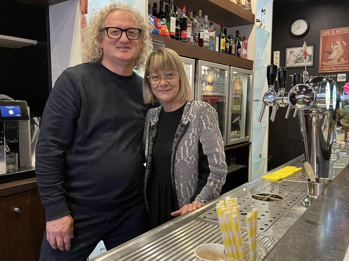 Jan en Marleen zijn terug in hun café Stad Aalst na enkele jaren van ...