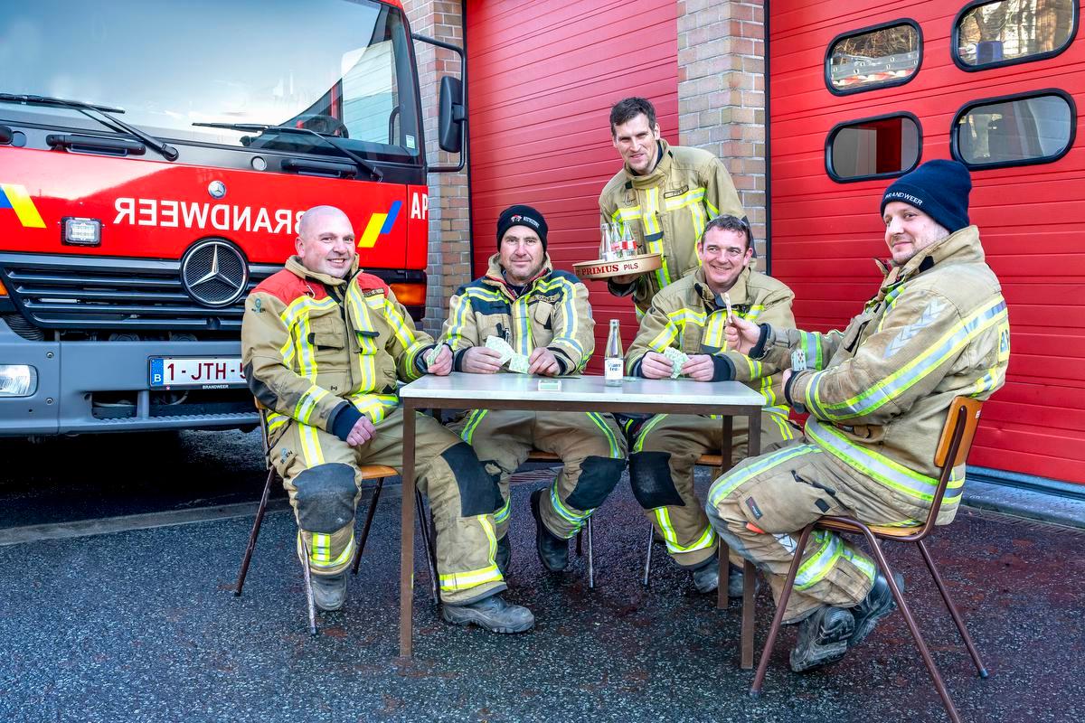 Braadworstenkaarting bij de brandweer van Westrozebeke - KW.be