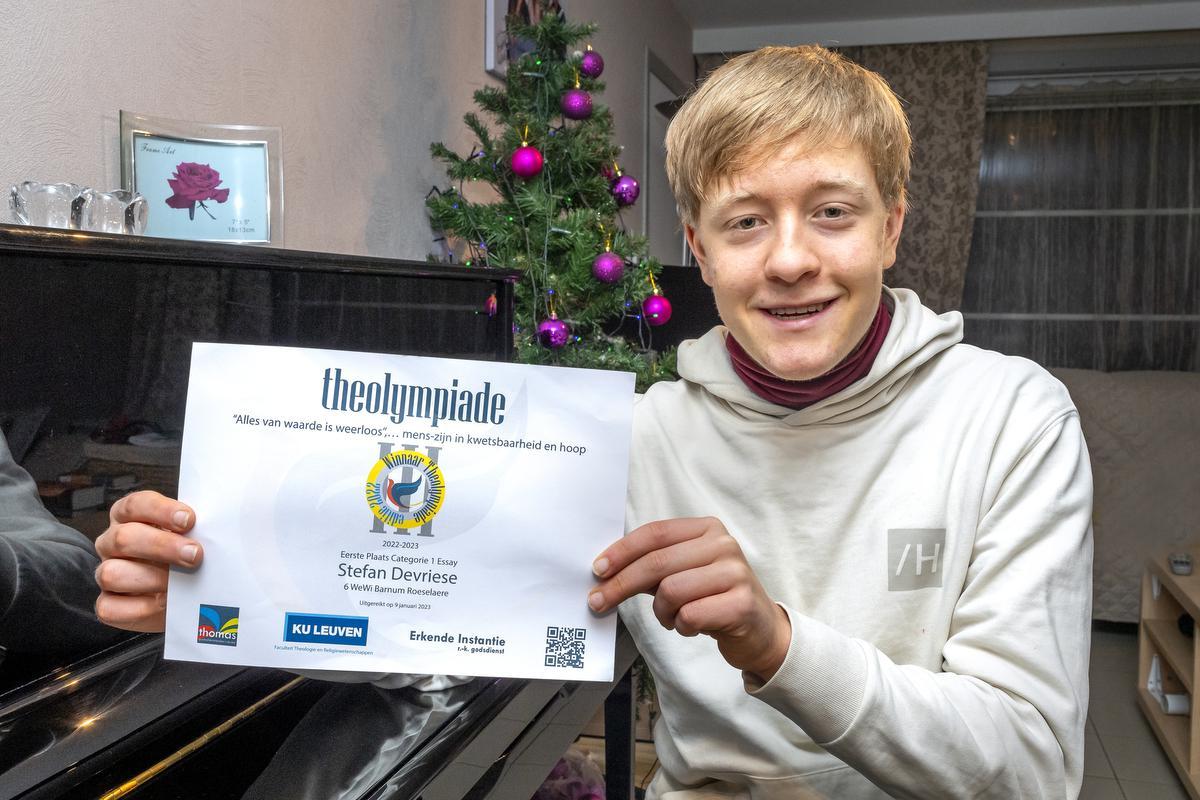 Stefan Devriese (16) wint met zijn essay de Theolympiade - KW.be